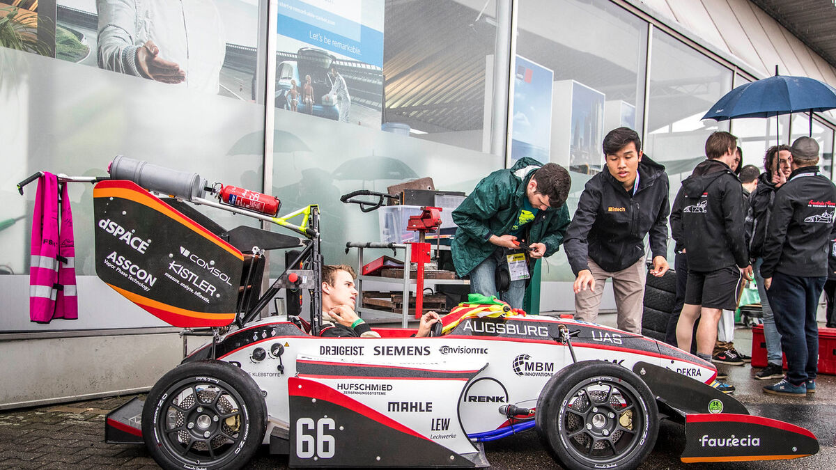 Studenten aus aller Welt messen sich bei der Formula Student Germany ...